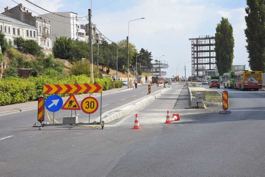 Se toarnă covor asfaltic în zona de acces în Poarta 1 Constanța ...