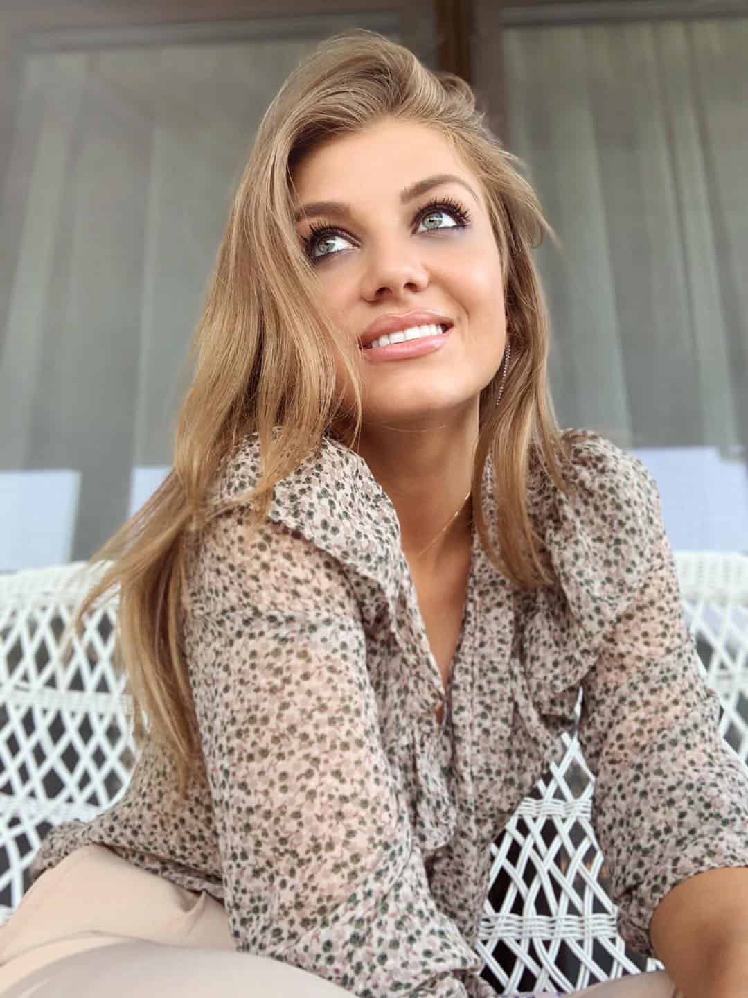 O cântăreață, angajată fără concurs la Direcția Monitorizare ...